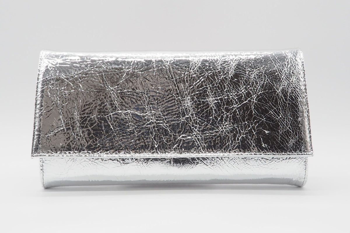 Karin | Clutch aus Metallicleder in Silber mit Kette